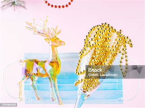 장난감 사슴과 분홍색 배경에 크리스마스 구슬이있는 유리 홀로그램 사슴과 보호 얼굴 마스크와 새해 의료 개념 전염병 크리스마스 개념 공중 부양 0명에 대한 스톡 사진 및 기타