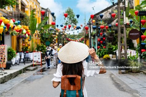 Non La를 쓴 평온한 아시아 관광객 여성은 베트남 호이안 구시가지 관광을 즐깁니다 복사 공간 근접 촬영 호이안에 대한 스톡