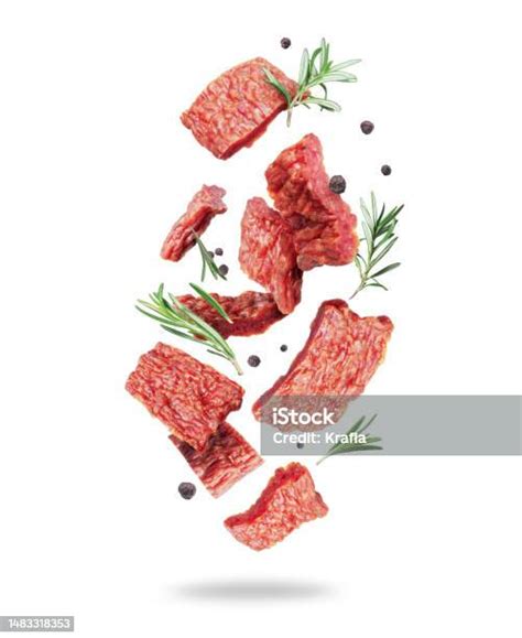 흰 배경에 격리 된 공기 중에 로즈마리와 함께 말린 쇠고기 조각 건조 식품에 대한 스톡 사진 및 기타 이미지 건조 식품