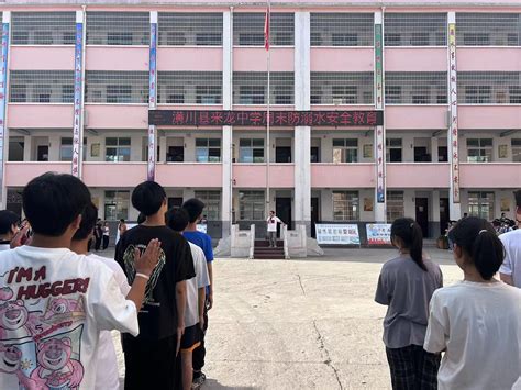 校警联手加强安全教育 铆钉周末假日学生安全 来龙中学联合派出所进行周末假日学生集中安全教育