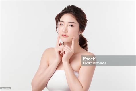 흰색 배경에 깨끗한 신선한 피부를 가진 아름다운 젊은 아시아 여성 얼굴 관리 얼굴 치료 화장품 아름다움과 스파 아시아 여성