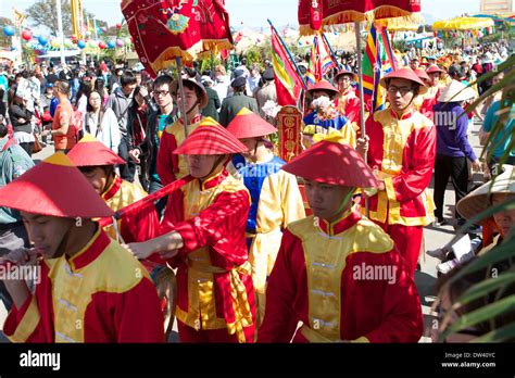 Traditional Vietnamese People