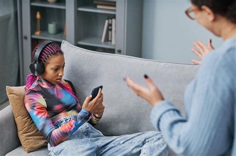 Adolescente Negra Peleando Con Sus Padres Foto Premium