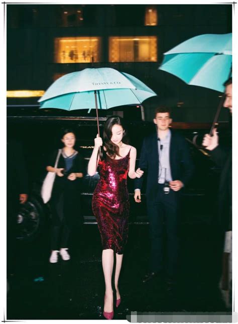 雨夜的倪妮真美穿裙子诠释什么叫风情不愧是张艺谋选中的女人
