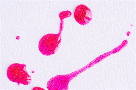 수채화 블루 드롭 스플래쉬 흰 종이 배경에 파란색 잉크 방울이 흩어져 있습니다 화장품 샘플 유성 페인트 유출의 웅덩이 떨어짐에