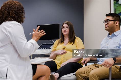 알아볼 수 없는 여성 산부인과 의사가 임산부와 이야기하다 임신에 대한 스톡 사진 및 기타 이미지 임신 흑인 민족 아내 Istock