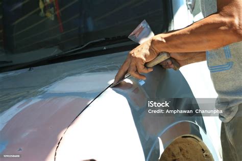 자동차 페인트 기술자 보 닛 새 모자를 절차의 한 부분에 퍼 티 나이프에 페인트를 사용 하 여 그라인더 산업 장비에 대한 스톡 사진 및 기타 이미지 Istock