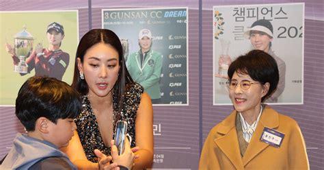 가족과 기념 촬영하는 챔피언스투어 상금왕 홍진주 Klpga