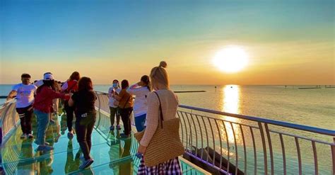 รวมรูปภาพของ หอชมวิวสะพานกระจกวัดหงษ์ทอง จุดเช็กอินจากมุมสูงเห็นวิวทะเลแบบพาโนรามา รูปที่ 2 จาก 13