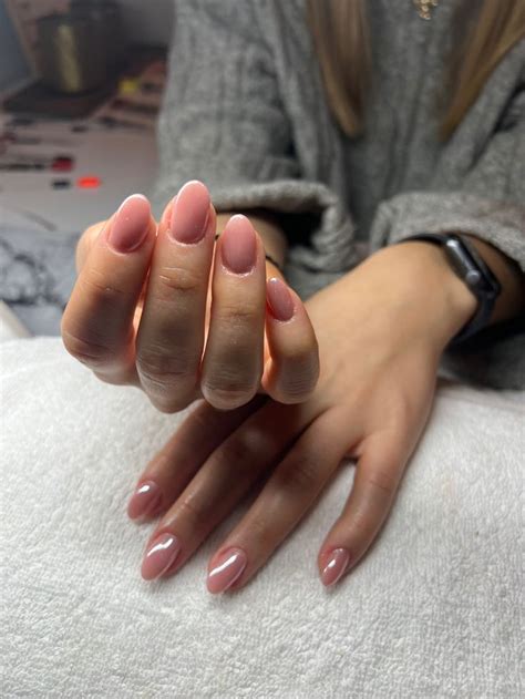 Hailey Bieber nails Manicura de uñas Manicura Uñas de maquillaje