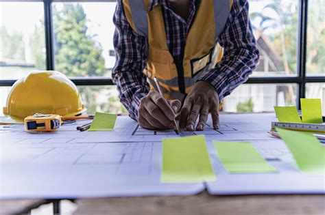 작업 계획 및 측정을 그리는 엔지니어의 클로즈업 뷰입니다 건축가는 가정에서 건축 건축을 설계 작업 그리기 스케치 및 모델링합니다 건설 현장에 대한 스톡 사진 및 기타 이미지