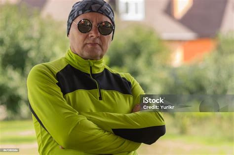 광 두건 스카프와 어두운 선글라스를 착용 하는 성숙한 남자의 야외 초상화 가까운에 대한 스톡 사진 및 기타 이미지 가까운 건강한 생활방식 검은색 Istock