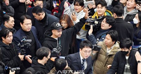 [포토]‘공항 가득 채운 팬들에 사인과 인사 제시 린가드