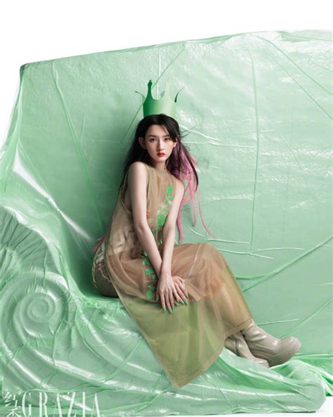 宋祖儿小露蛮腰鬼马精灵 侧颜精致眼神纯真可爱 搜狐大视野 搜狐新闻