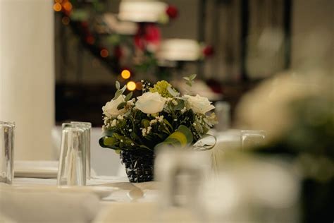 꽃 센터피스가 있는 우아한 테이블 세팅 · 무료 스톡 사진