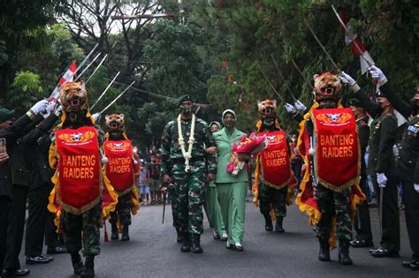 FOTO Suasana Haru Iringi Peralihan Tongkat Komando Danyonif Raider 400 BR