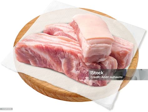 생고기 쇠고기 염소 양고기 돼지 갈비 가슴살 돼지 그릴 필레 얇게 다진 다진 절단 안심 등심 생크 갈비뼈 스테이크 바베큐 허브 향신료 흰색 배경에 분리 된 접시 날것에 대한