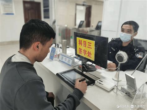 冠县交警做了啥？这名退伍军人携锦旗上门致谢考试王德军科目