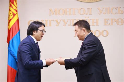 СОНГУУЛЬД ОРОЛЦОХ ХҮСЭЛТИЙГ ХҮЛЭЭН АВЧ БАЙНА