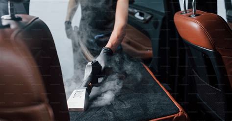 스팀 청소기를 사용합니다 현대 검은 색 자동차는 세차장 내부에서 여성이 운행하고 있습니다 사진 Unsplash의 우크라이나 이미지