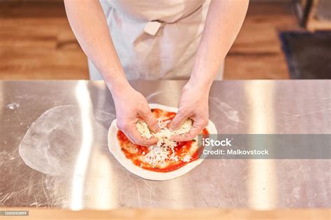 요리 피자 반죽 프리폼에 치즈 재료를 배치합니다 부엌에서 균일 한 흰색 앞치마 요리사의 요리사 베이커의 클로즈업 핸드 냉동식품에 대한 스톡 사진 및 기타 이미지 Istock