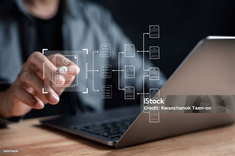 문서 관리 검사 시스템 온라인 문서 데이터베이스 및 프로세스 자동화를 통해 파일 문서를 효율적으로 관리할 수 있습니다 기업 비즈니스 기술 개념입니다 개념에 대한 스톡 사진