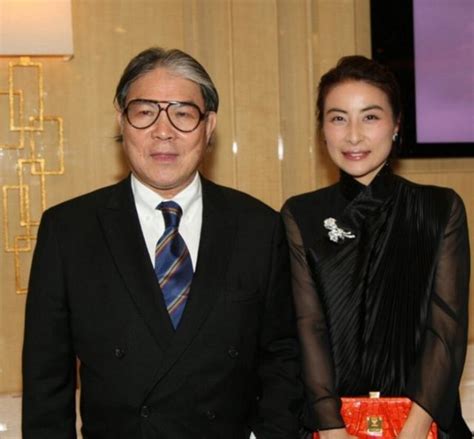 郭晶晶陪公公霍震霆出席活動，一臉嬌羞，霍啟剛與爸爸氣質不同 每日頭條