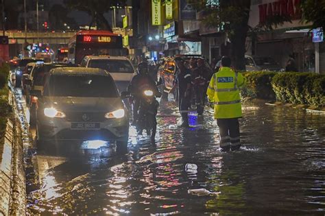 Dr Zaliha Dbkl To Review Sops After Kl Flash Floods Submerge Vehicles Landslide Forces