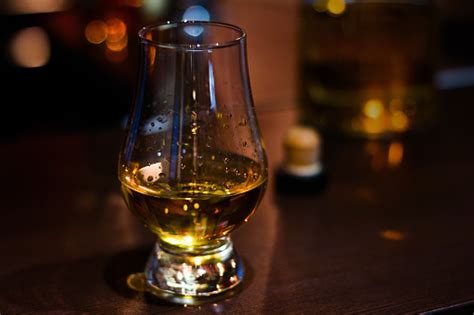 텍스트에 대 한 공간을 가진 싱글 몰 트 위스키와 Glencairn 위스키 유리 각얼음에 대한 스톡 사진 및 기타 이미지