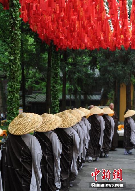杭州500余位僧人进行托钵行脚活动 新闻中心 中国网