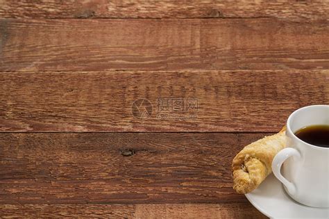 咖啡在生锈的木制桌上棕色木头粮食桌子风化红色乡村杯子高清图片下载 正版图片322217343 摄图网