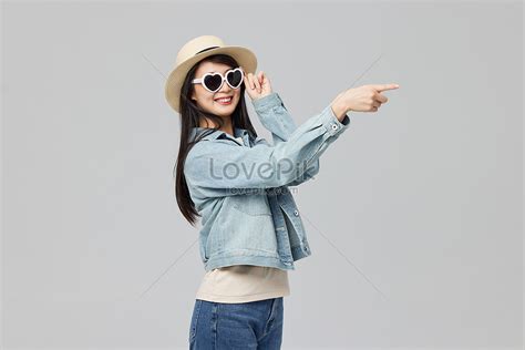 밀짚 모자와 선글라스를 쓰고 앞으로 가리키는 여성 손가락 사진 무료 다운로드 Lovepik