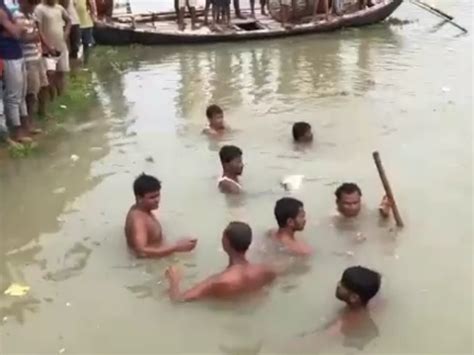 नाव से नदी पार करने के दौरान अनियंत्रित होकर डूबा Sdrf की टीम ढूंढने