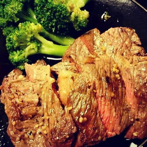 おウチでステーキ♪ でもやっぱり高いお肉が食べたいです💧笑 赤ワイン飲みながら食べ終わった直後に友達から呼び出しでした笑 今日の夜ご飯