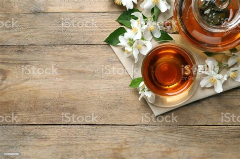 나무 테이블에 향기로운 재스민 차와 신선한 꽃 평평한 평지 텍스트 공간 0명에 대한 스톡 사진 및 기타 이미지 0명 건강한 생활방식 건강한 식생활 Istock