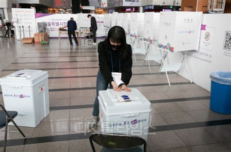 포토 서울역에 마련되는 서울시장 재보선 사전투표소 디지털타임스