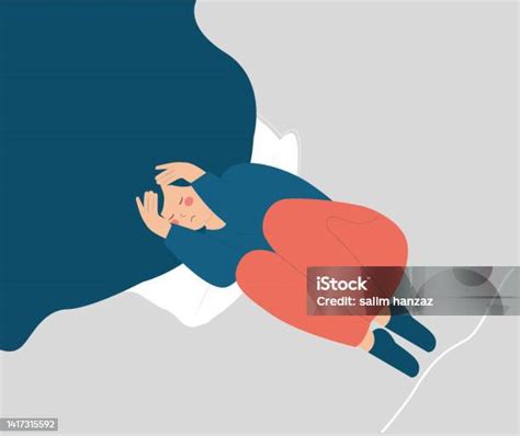 그녀의 얼굴을 덮고있는 침대에서 불면증을 앓고있는 무서워하는 여성 밤에 침실에서 악몽을 꾸는 소녀 수면 문제 공포증 두통에 대한