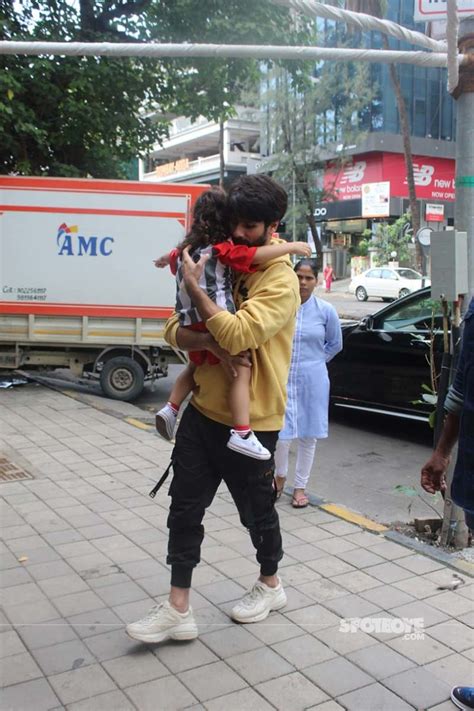 Doting Dad Shahid Kapoor Carries Daughter Misha For Some Grocery Shopping