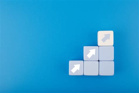 사다리 경력 판매 또는 비즈니스 성장 경로 개념 흰색 화살표가 있는 계단계단으로 파란색 블록 0명에 대한 스톡 사진 및 기타 이미지 Istock