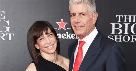 Una Foto Y 32 Palabras La Ex Esposa De Anthony Bourdain Rompió Su