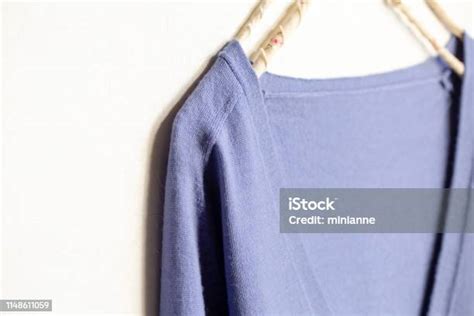 白い背景に服のハンガーに掛かっている青いウールのセーター くつろぐのストックフォトや画像を多数ご用意 くつろぐ ぞうきん やわらか