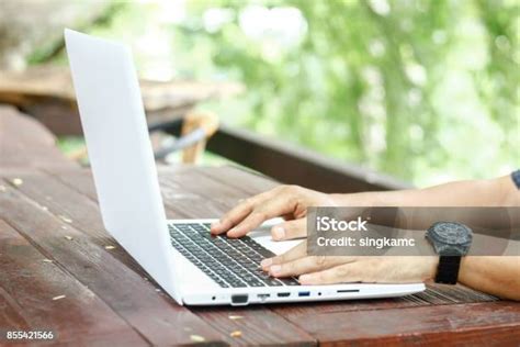 Photo Libre De Droit De Photo En Stock Image Agrandi Dune Mains Travaillent Et Taper Sur Le