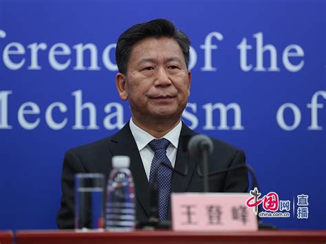教育部防控办主任、体育卫生与艺术教育司司长王登峰国务院联防联控机制权威发布（2021年8月27日）现场图片中国政府网