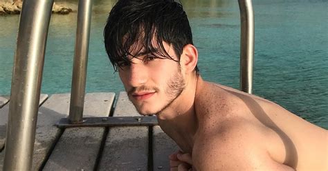 Youtuber Kl Bio Damas Sensualiza Exibindo Bumbum S De Sunga Volume
