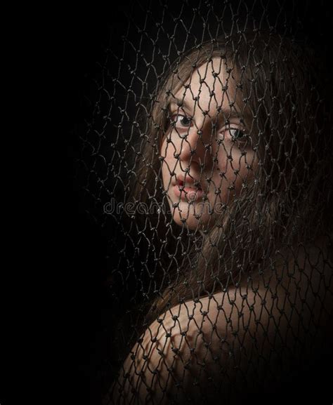 Cara De Menina Batendo Uma Rede Sobre Um Fundo Escuro Com Luz Traseira Foto De Stock Imagem De
