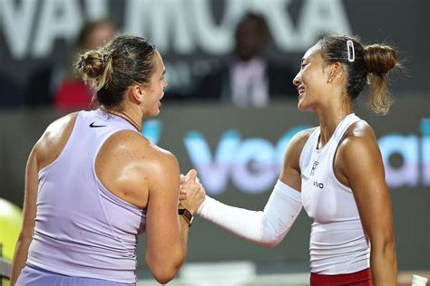郑钦文首胜萨巴伦卡 晋级wta1000罗马站女单半决赛 半月谈