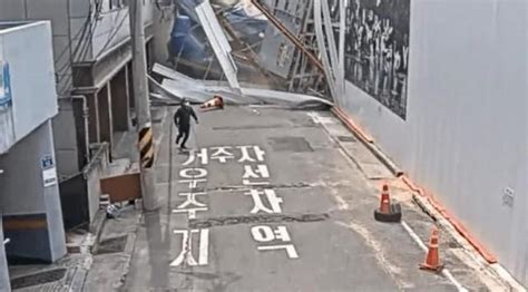 슬라이드 뉴스 한순간에 쿵 와르르건물 3동 덮친 37m 항타기 아주경제