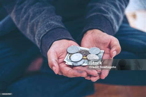 노숙자 가난 거지 남자 돈 일을 요구 하 고 거리에 앉아 무기력 한 더러운 도시에서 도움을 기대 손을 잡고 도시 개념에 절망적