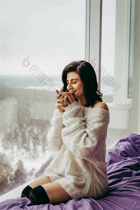 家庭喝茶附近熊熊燃烧的烈火 包图企业站