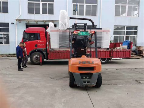 全自动净化门板专用密封点胶设备KW 510B发货杭州 客户案例 新闻中心 上海凯伟智能科技集团有限公司